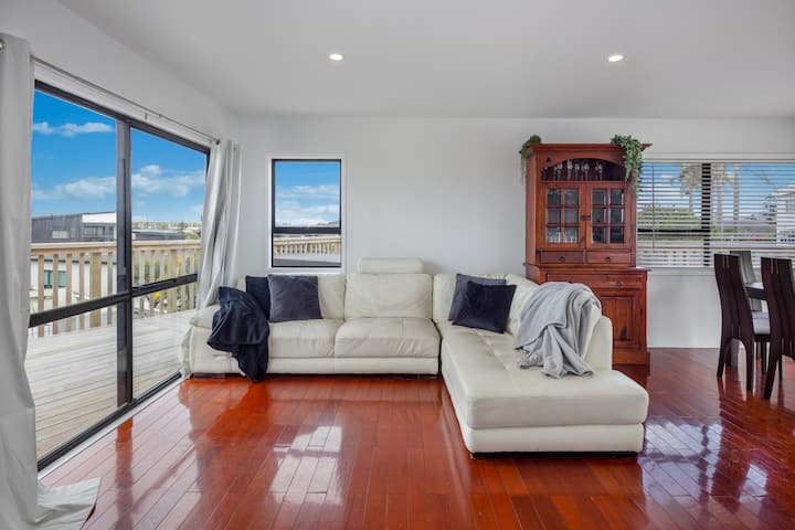 Hot Tub Haven W/ Marina Views & Kayaks - One Tree Point