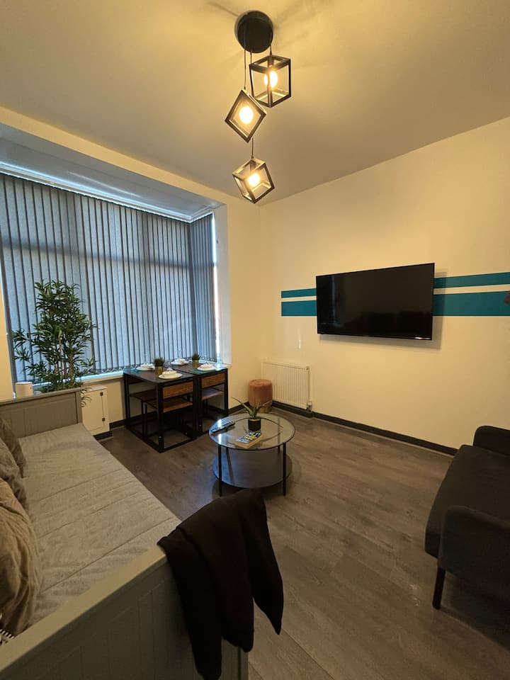 Tudors Esuites 4 Bedroom Spacious House - Birmingham