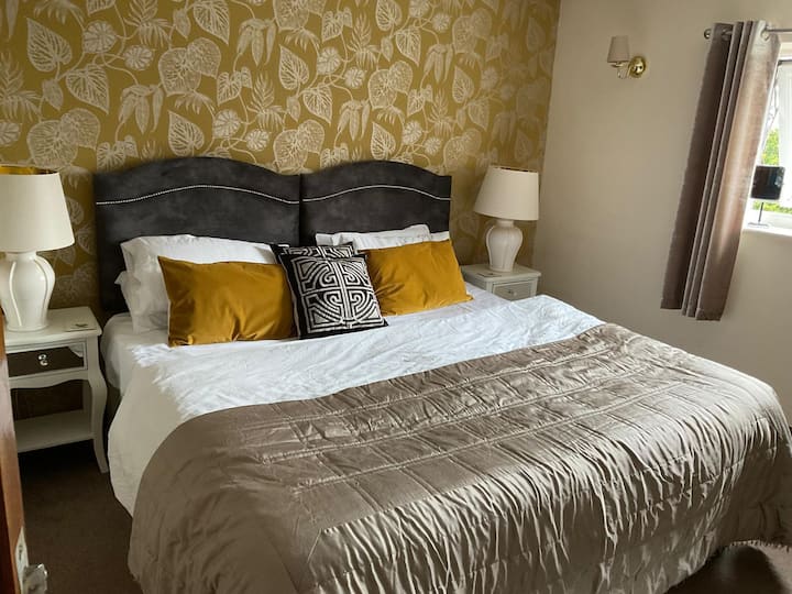 Standard Double Room | Oyo Cocketts Hotel - Askrigg