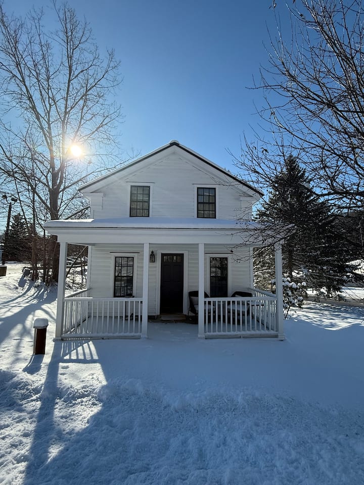 Quaint Center Of Town Farmhouse - Bash Bish Falls State Park, Mt Washington
