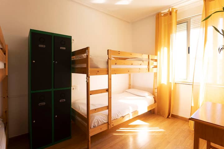 Cama En Habitación Compartida Mixta De 4 Camas - Oviedo