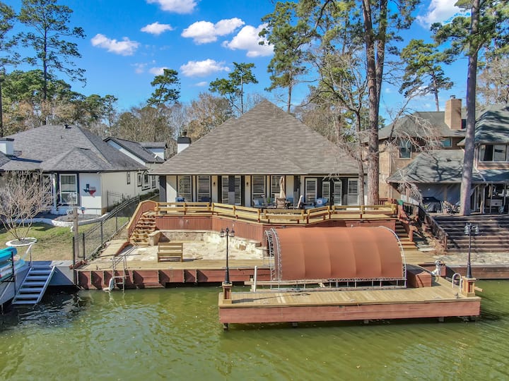 Trader's Retreat
Waterfront Lake House - Conroe, TX