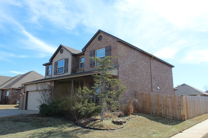 Large Home In Surrey Hills 4 Beds 2.5 Bath - Yukon, OK
