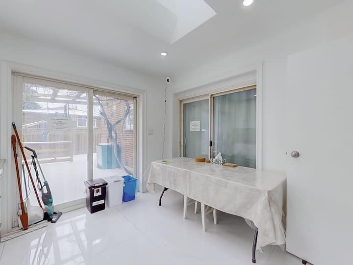 Don Mills Subway Basement Room + Washroom /6 - Toronto