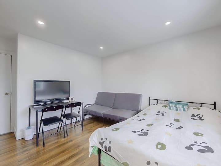 Don Mills 2nd Floor Sofa Room + Private Wc /3 - Toronto