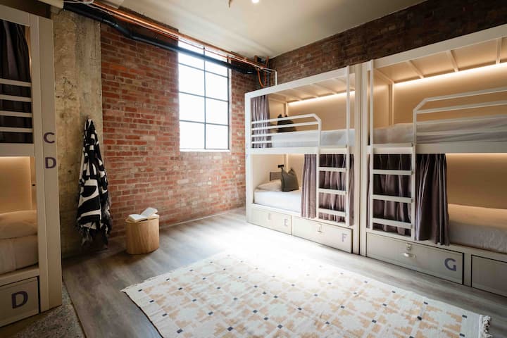 Bring It Out Of The Group Chat – 10 Beds + Ensuite - Melbourne