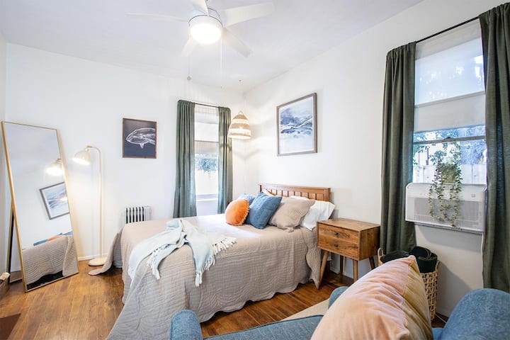 Quaint Guesthouse Downtown Long Beach - Long Beach, CA