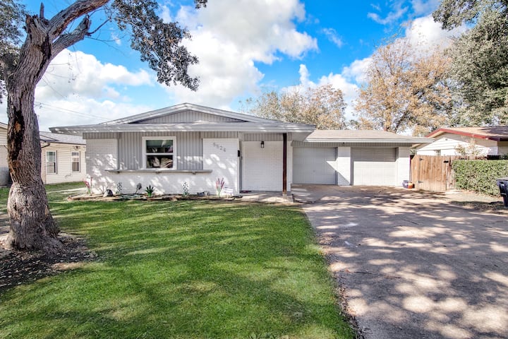 Charming Updated Mid-century Home, Prime Location - Fort Worth, TX