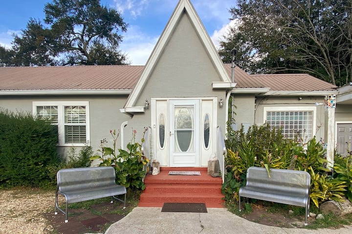 Birdhouse Guesthouse & Gardens - Lafayette, LA