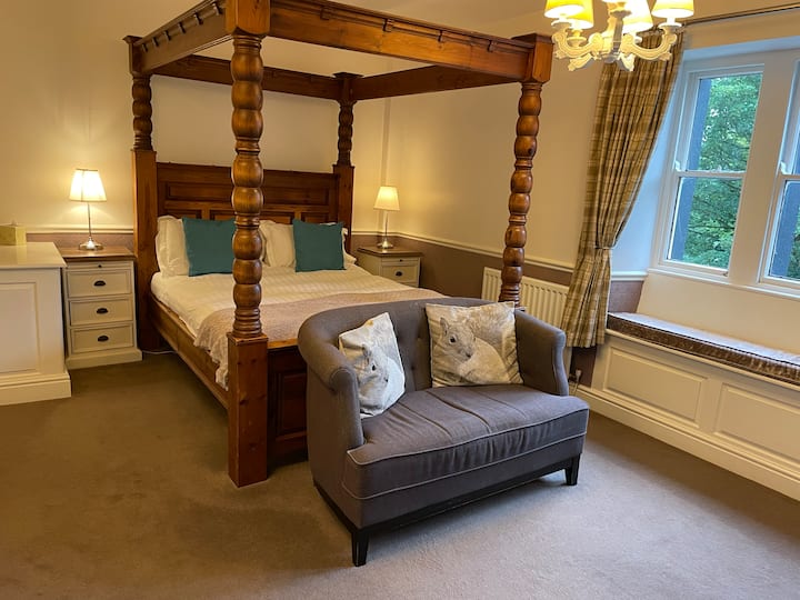 Double Room With Four Poster Bed|oyo New Inn Hotel - Settle