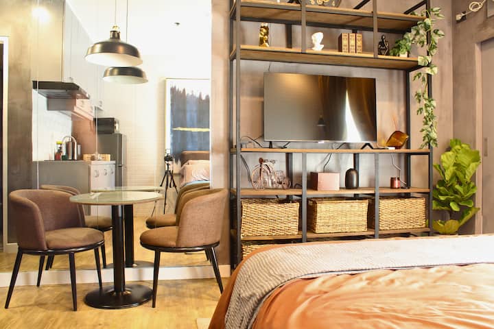 Brass Burrow | Digital Nomad 300mbps Nightlife - Manille