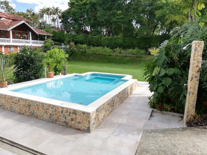 Apto Campestre  
Delux Tres Dormitorios Y  Jacuzzi - Quindío