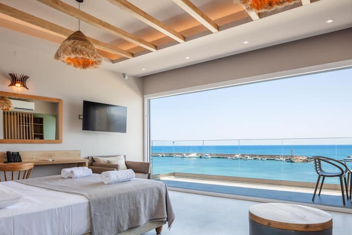 Skipper Beachfront Suites-premium Suite,jetted Tub - Hersonissos