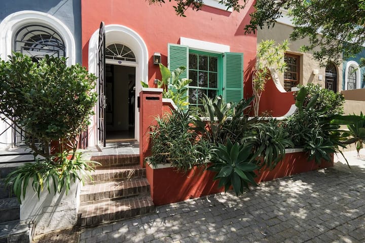 De Waterkant Designer Home +Exclusive Rooftop Pool - Camps Bay