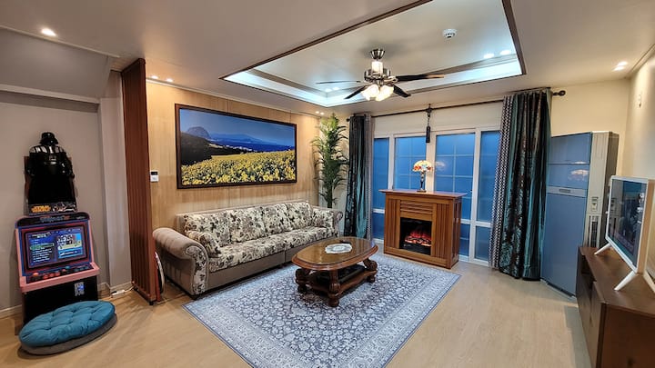 Up To 12 People/ Retro Concept/ Airport 25 Minutes - Jeju-si