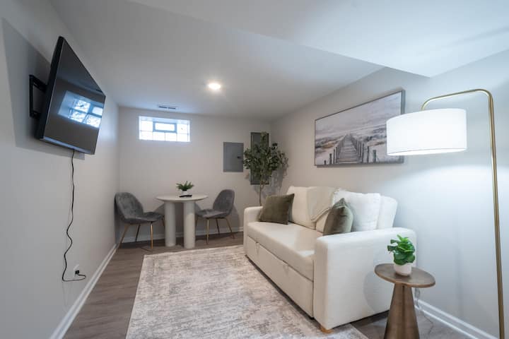 A Charming Modern Chic Apartment - Wilmette, IL