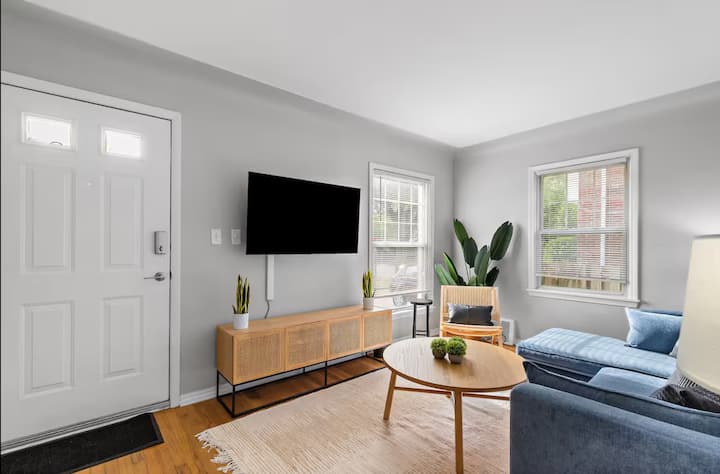 Entire Duplex In Wyandotte*sleeps 8*fishing Nearby - Gibraltar, MI