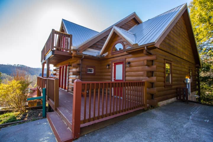 Large Log Cabin So Close To Town - Gatlinburg, TN