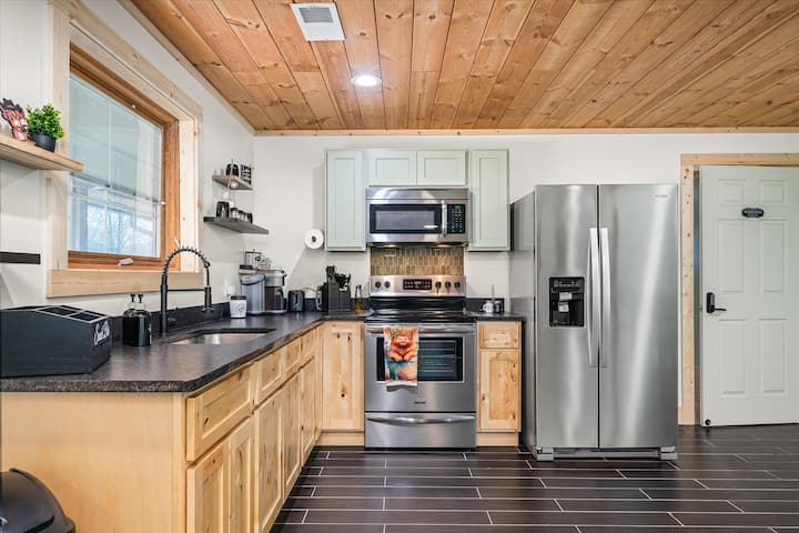 Cozy Retreat • Fireplace • Deck • Perfect Getaway - Crossville, TN