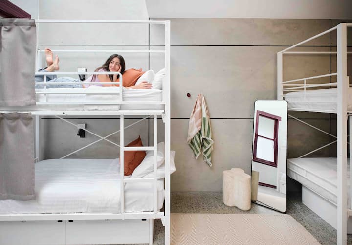 Surry Hills Crew Quarters – 8 Beds + Ensuite Bliss - Bondi Beach