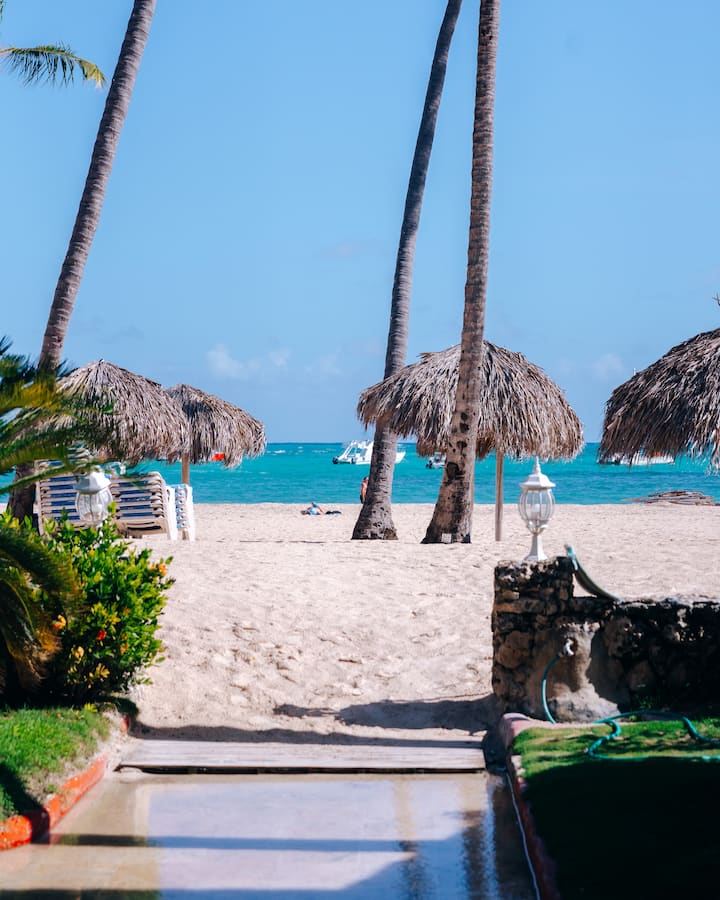 Turquoise Tide Retreat- A Perfect Beachfront Break - Punta Cana