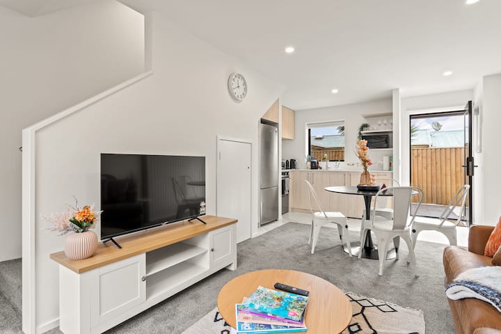 Contemporary 2br Home On Te Kanawa Crescent - Auckland