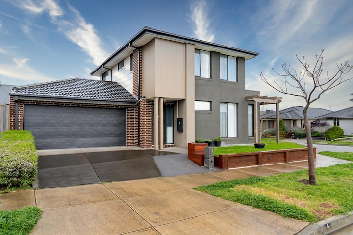 Contemporary Living At This Clyde Family Estate - Clyde North