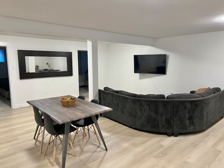 Bright & Spacious 2-br Private Suite - Lethbridge