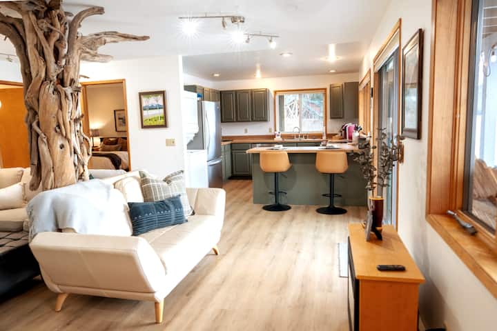 Driftwood Palace Waterfront 1 Bed / 1 Bath - Canada