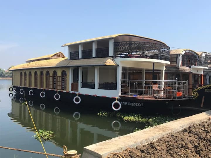 Rajadhani 2 Bedroom Deluxe Boat - Kumarakom