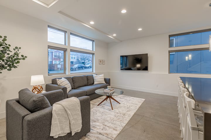 Refined Minimalist Retreat | Great For Groups - Harbor Island - Seattle