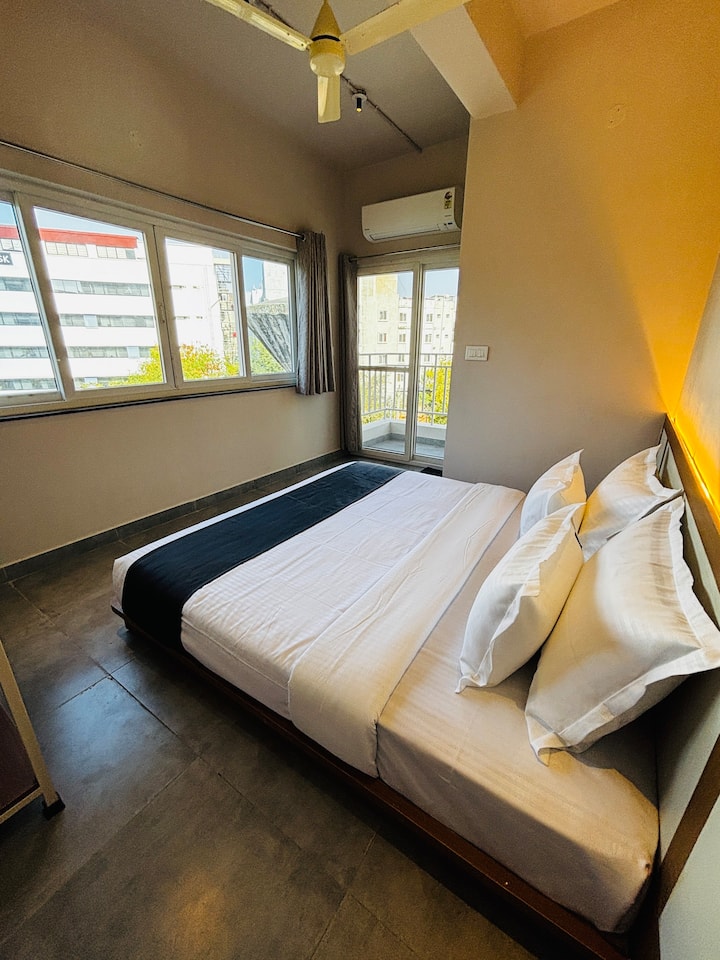 Bright & Comfortable Park View Room With Balcony - Hyderabad