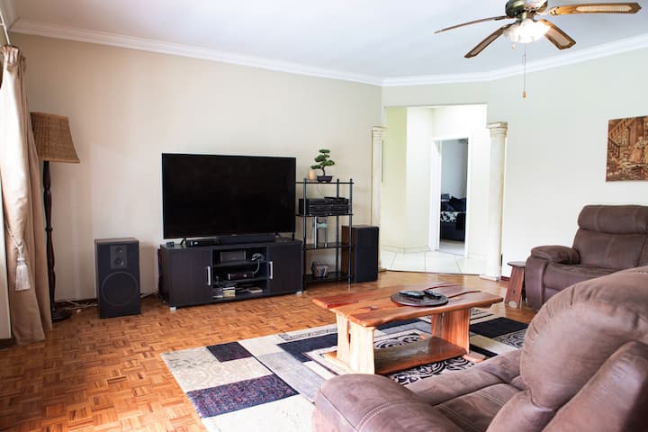 Big Home, Garden & Fun For You And Your Furbabies - Kloof