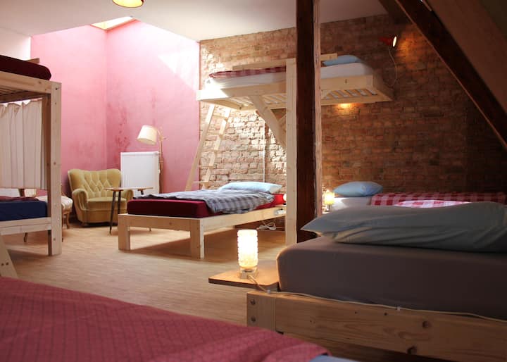 Bett In 11er-zimmer In Szene-juwel - Lübeck
