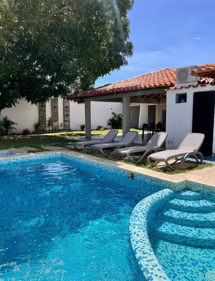 Casa Familiar Piscina Privada - Venezuela