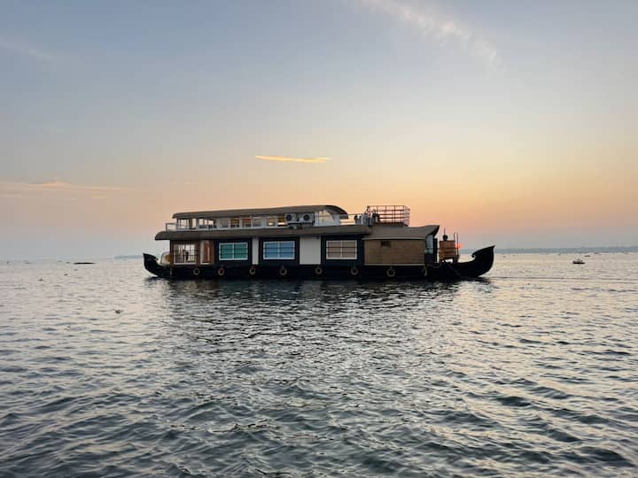Rajadhani 2 Bedroom Luxury Houseboat - Kumarakom