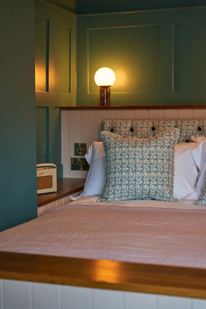 A Snug Room In Dorking - Dorking