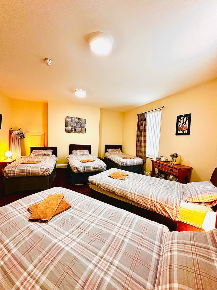 Cosy & Spacious Room For 5 People - 리버풀