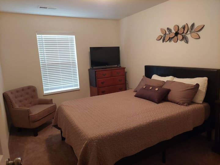 Queen-size Room In Quiet Area - Knoxville, TN