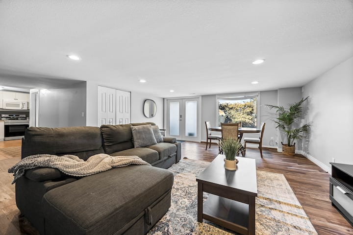 Cozy City View Hot Tub Suite | Fire Pit, Fast Wifi - Kamloops