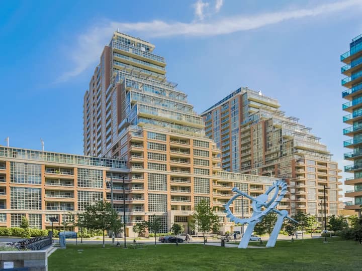 Stunning Chic Condo With Pool + Gym + Free Parking - Toronto