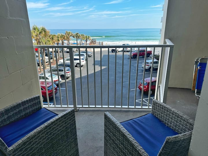 *New* Amazing Ocean Front Up-6 Guests In Daytona! - Daytona Beach, FL