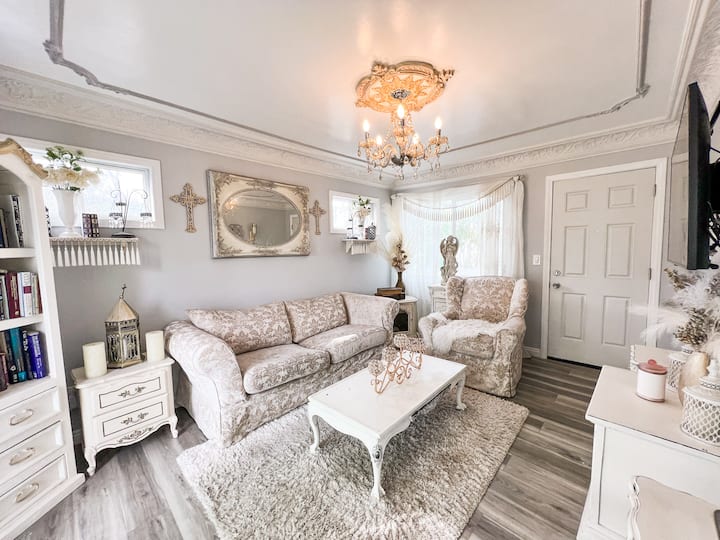 Hillside Home Gorgeous View - Calabasas, CA