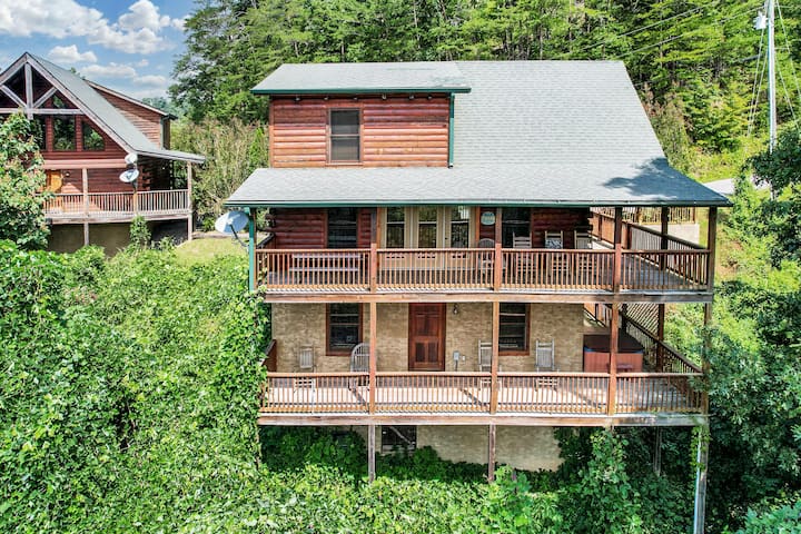 Cozy Wooded Retreat W/ Hot Tub, 5 Min To Parkway - Pigeon Forge, TN