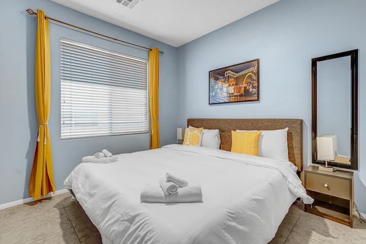 Elegant Golden Arch King Room - Las Vegas, NV