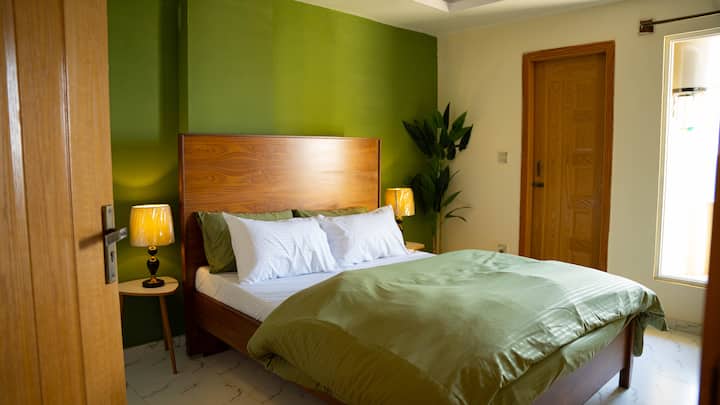 Modern 2br In Gulberg | Balcony, Netflix, Wifi - Islamabad