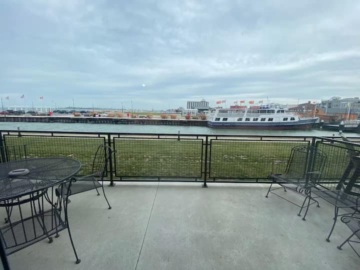 Water Front 2 Bedroom Condo With Large Patio - Sandusky, OH