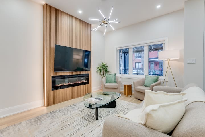 2 Parking Spots | King Bed | Trinity Bellwoods - Toronto