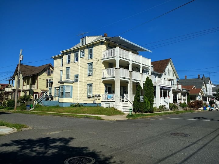 Great Rate! Summer Rental Og Beach!  Large Deck! - Asbury Park, NJ