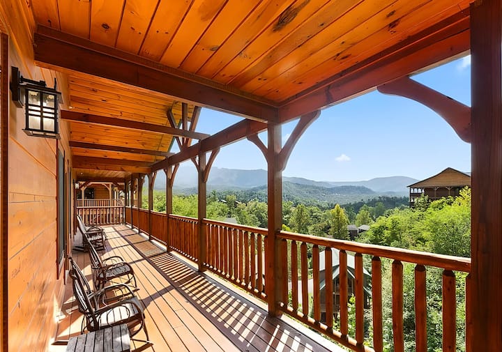 9br Epic Views! Hot Tubs + Arcade + Theater - Gatlinburg, TN